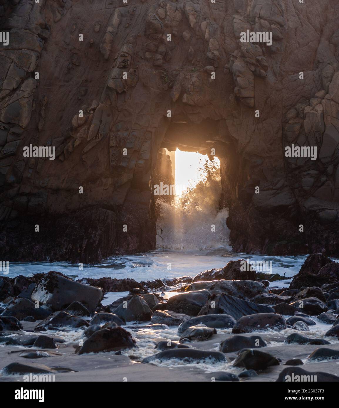 Detail of the Keyhole arch at Pfeiffer beach, with the setting sun to ...