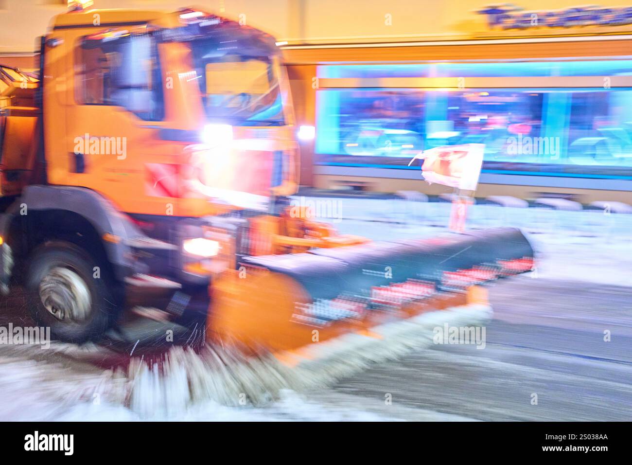 Marktoberdorf, Germany. 24th Dec, 2024. Cars covered by snow and snow ...