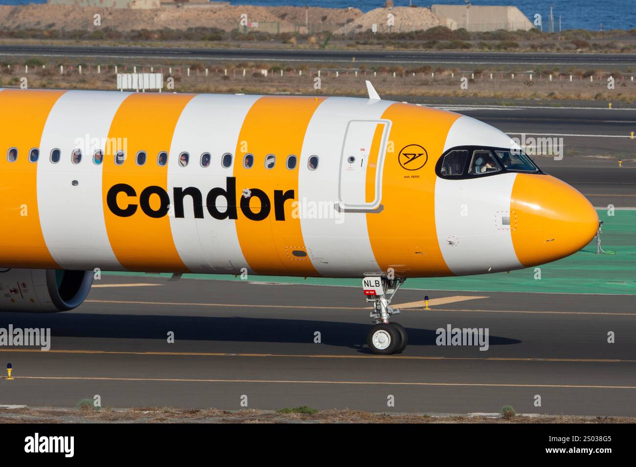 Avión de línea moderno Airbus A321 de la aerolínea Condor con librea ...