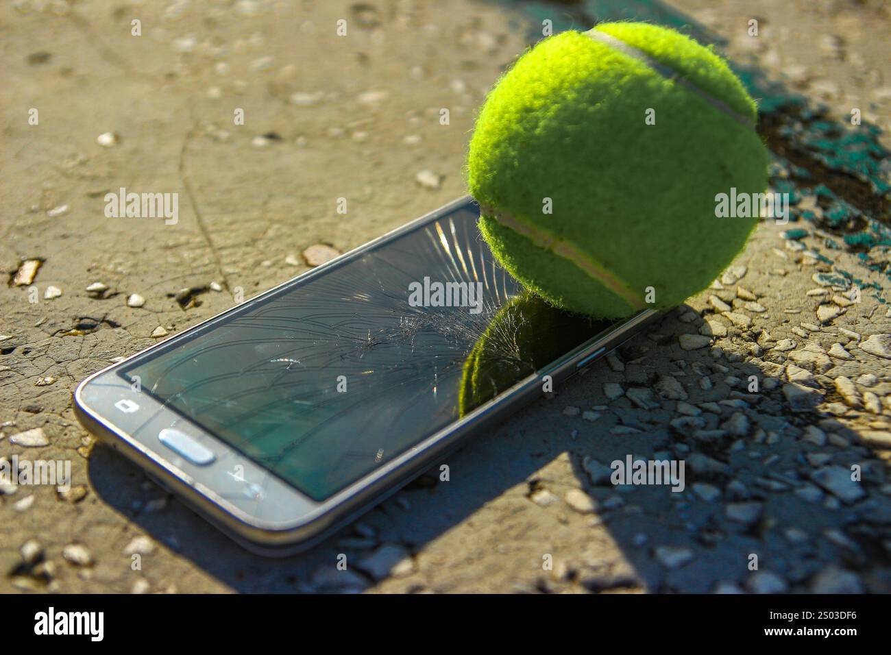 Broken tennis racket hi-res stock photography and images - Alamy