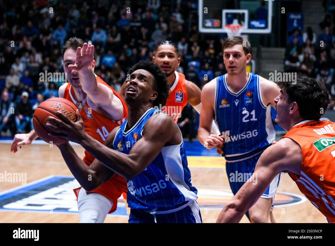 Malik Parsons (Skyliners Frankfurt, #00) am Ball, Philipp Herkenhoff ...