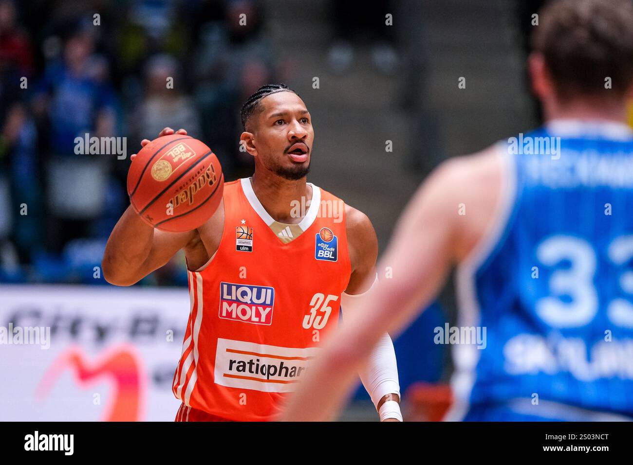 Karim Jallow (Ratiopharm Ulm, #35) am Ball, davor Patrick Heckmann ...