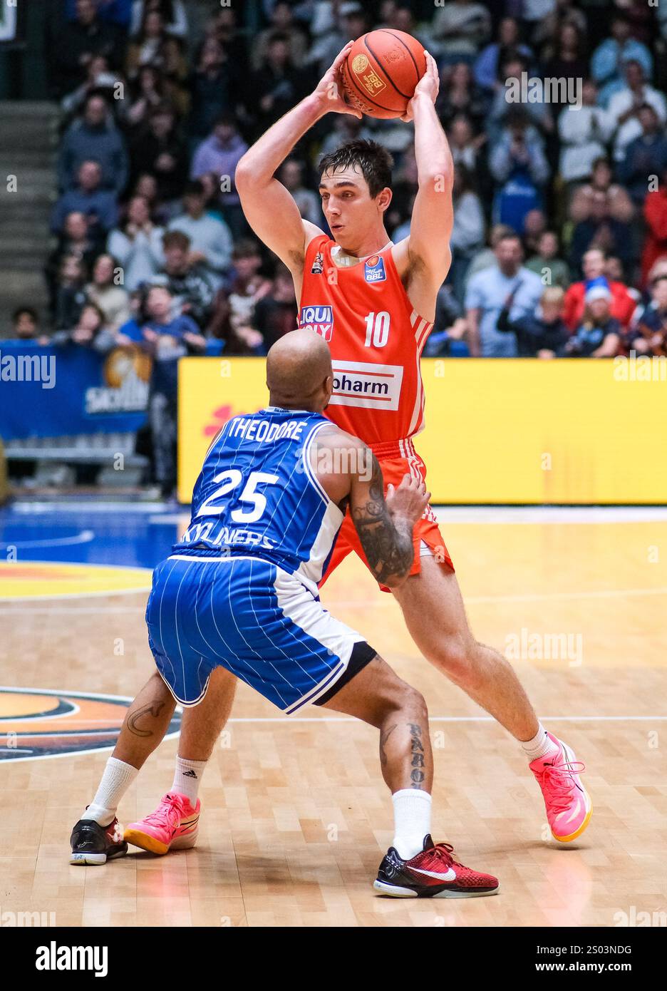 Jacob Knauf (Skyliners Frankfurt, #25) im Zweikampf mit Justinian ...