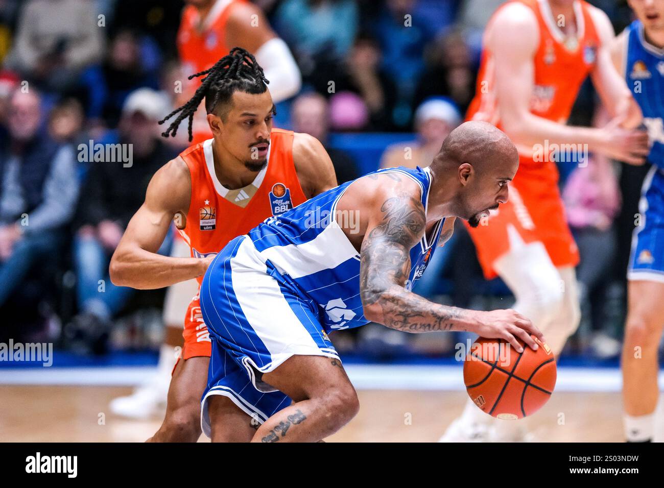 Jacob Knauf (Skyliners Frankfurt, #25) im Zweikampf mit Nelson ...