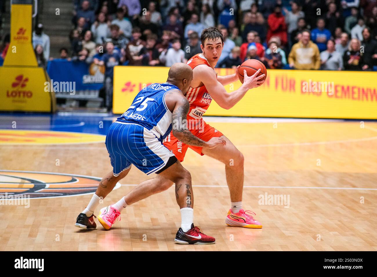 Jacob Knauf (Skyliners Frankfurt, #25) im Zweikampf mit Justinian ...