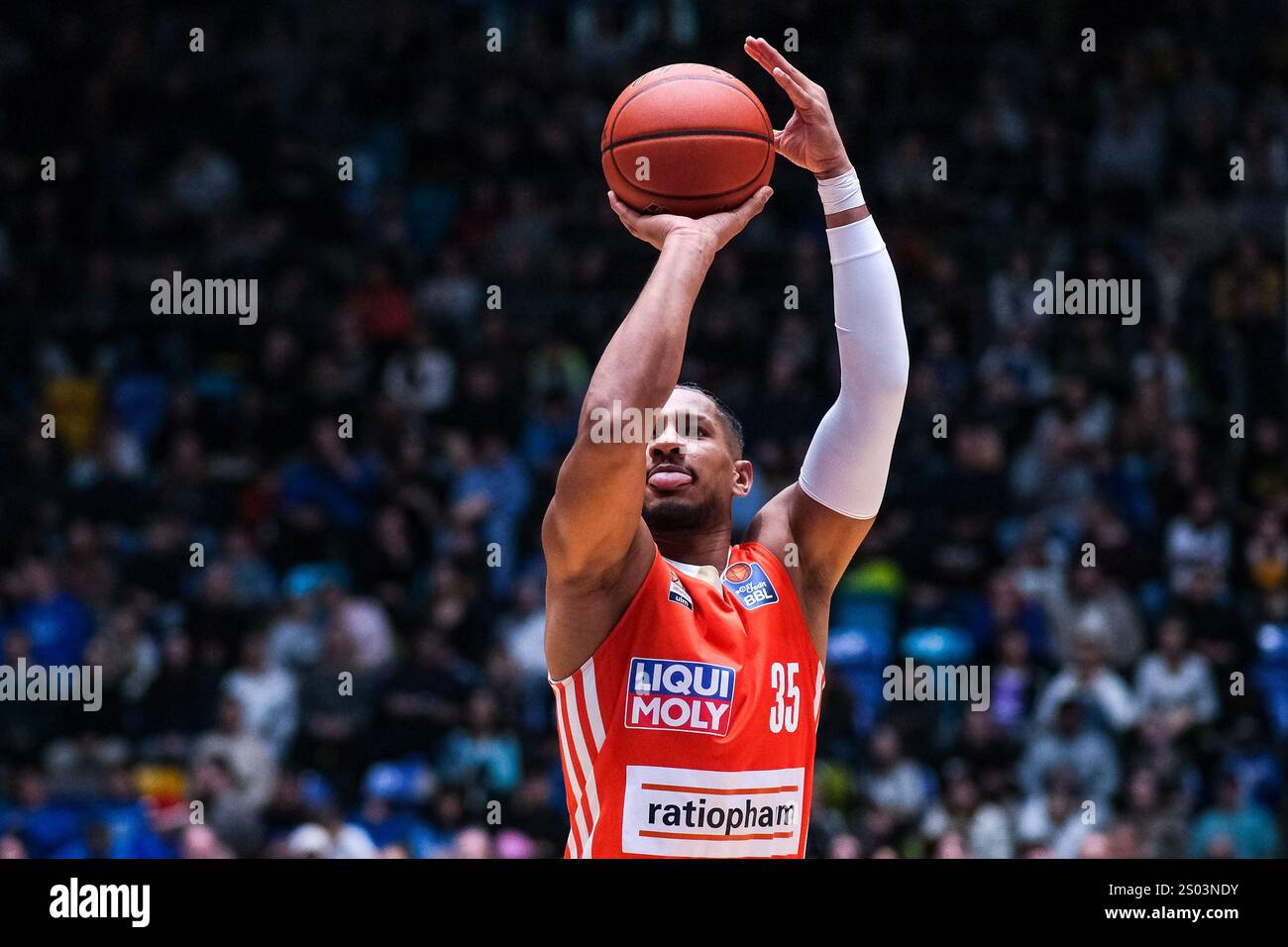Karim Jallow (Ratiopharm Ulm, #35) am Ball, GER, Skyliners Frankfurt vs ...