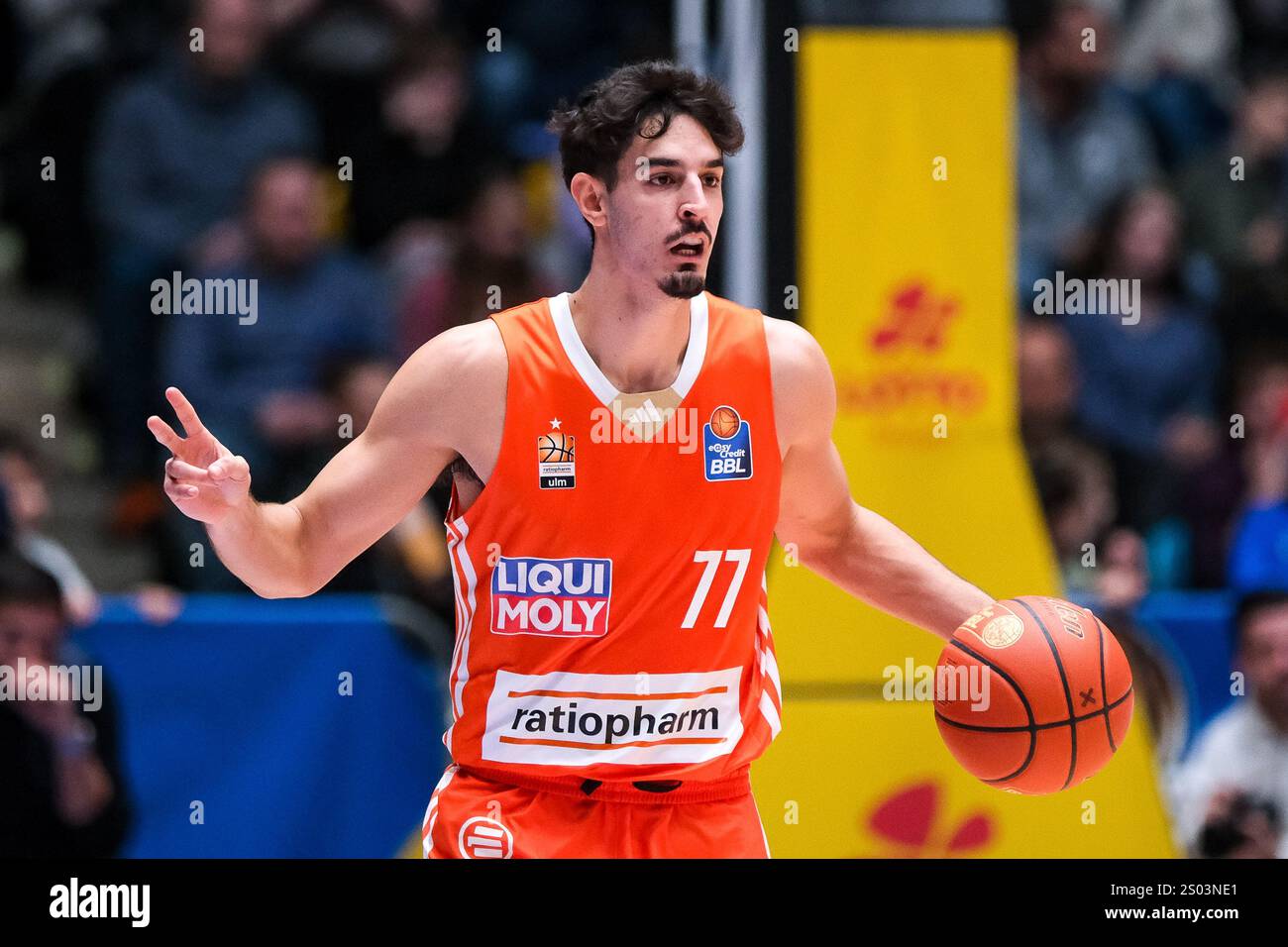 Ben Saraf (Ratiopharm Ulm, #77) mit Ball, GER, Skyliners Frankfurt vs ...