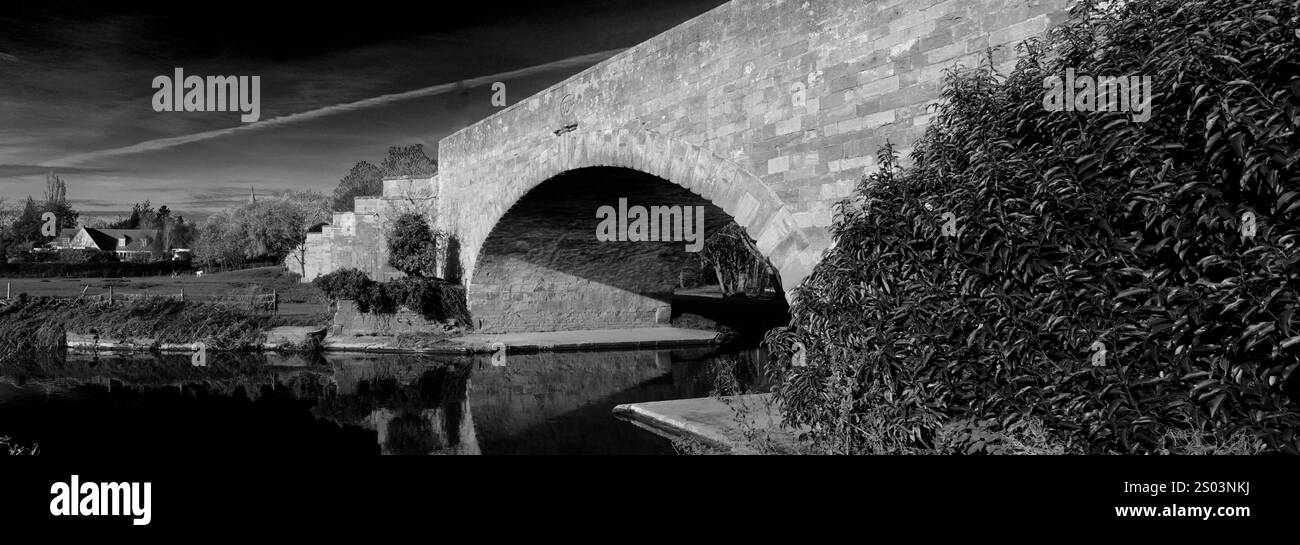 The Stone bridge over the river Nene, Wansford village, Cambridgeshire ...