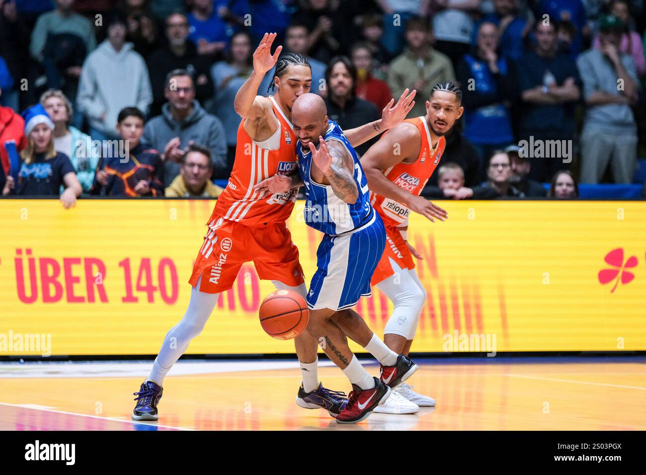 Nelson Weidemann (Ratiopharm Ulm, #00) im Zweikampf mit Jacob Knauf ...