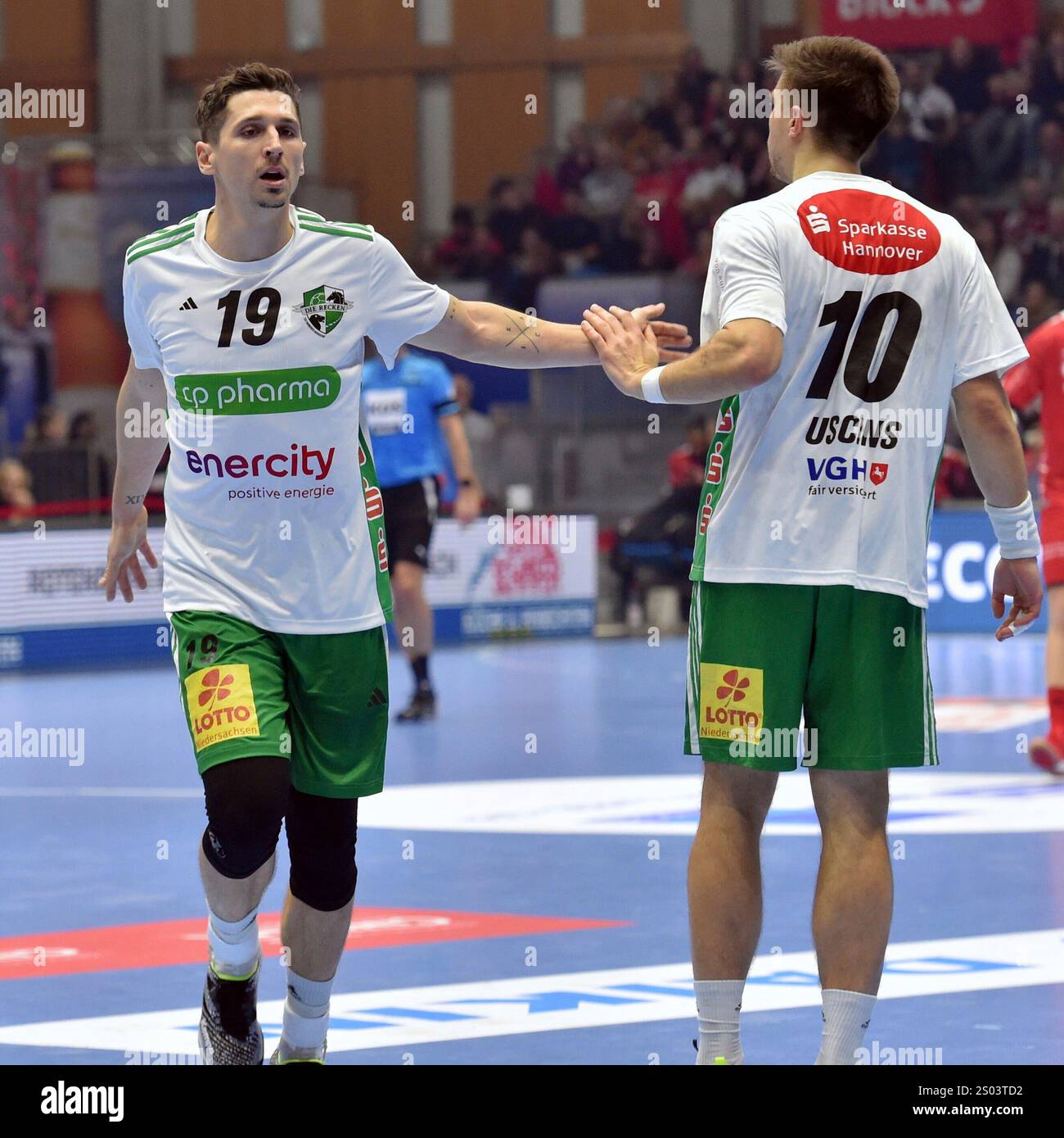 Marius Steinhauser (TSV Hannover-Burgdorf, #19) und Renars Uscins (TSV Hannover-Burgdorf, #10 ...
