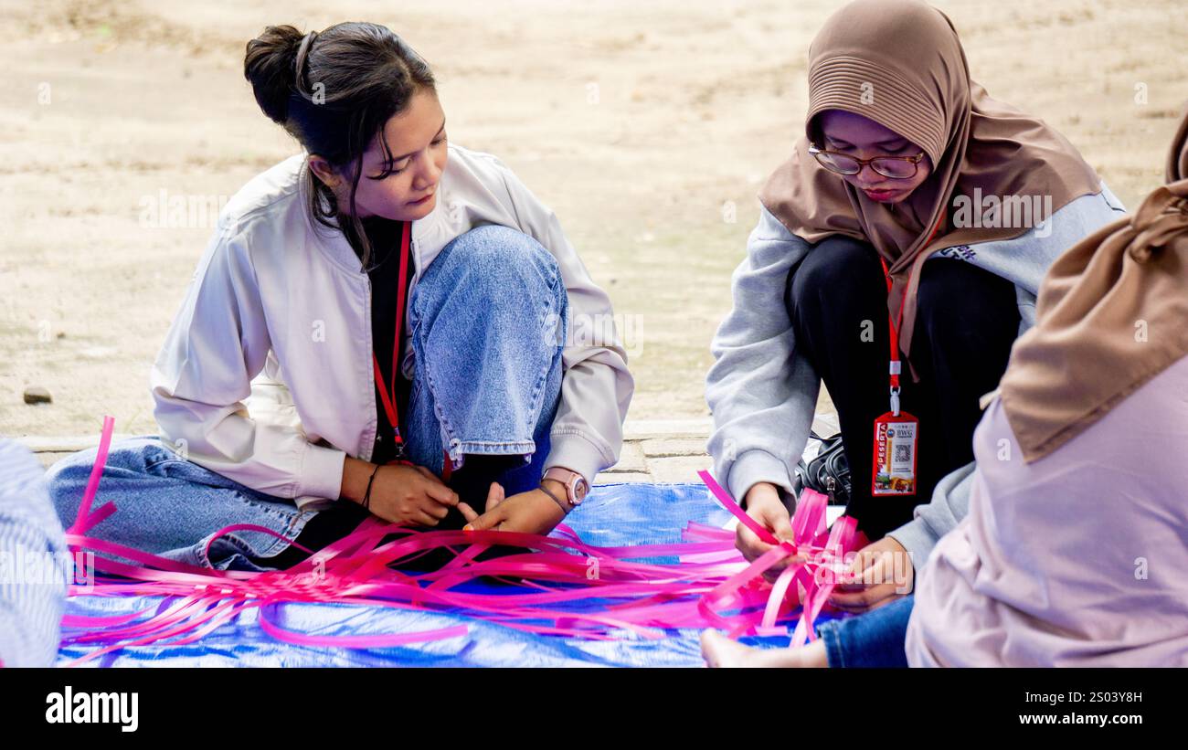 Create bags from woven plastic. Activities to reduce plastic waste ...