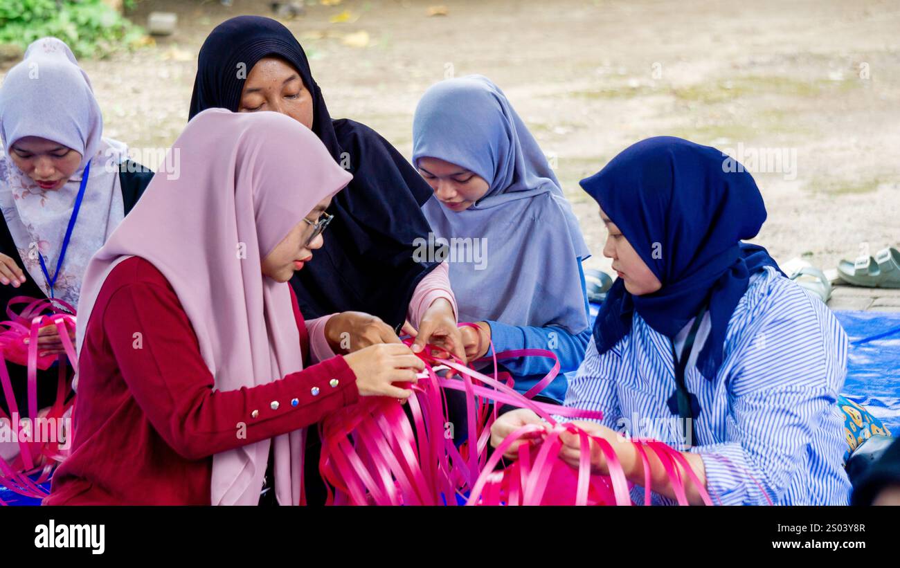 Create bags from woven plastic. Activities to reduce plastic waste ...