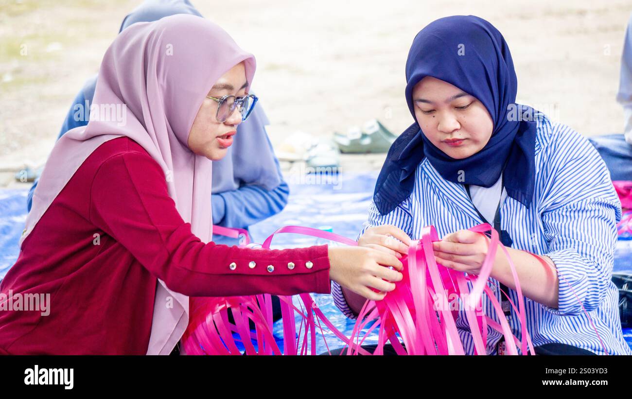 Create bags from woven plastic. Activities to reduce plastic waste ...