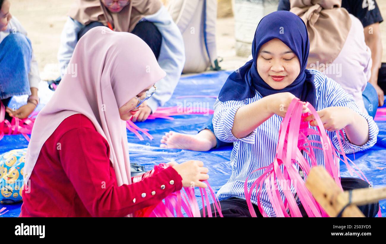 Create bags from woven plastic. Activities to reduce plastic waste ...