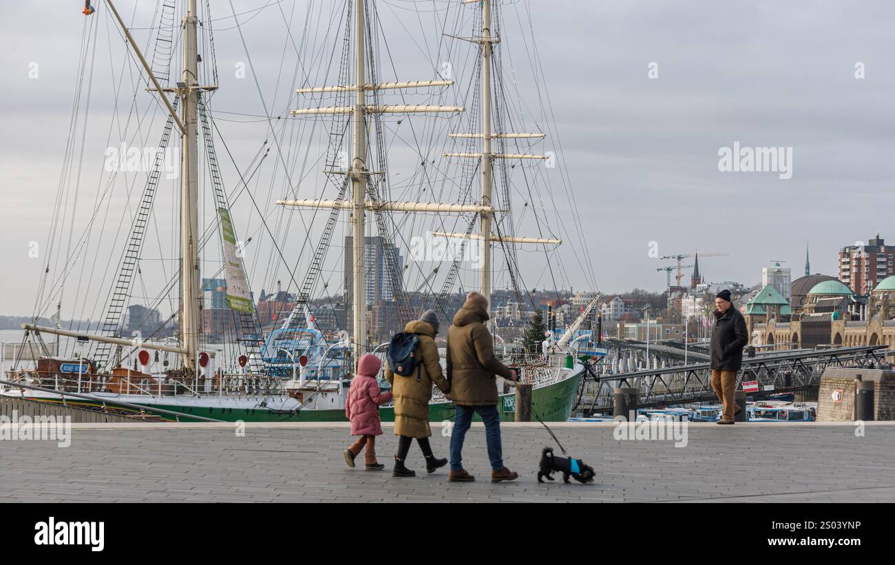 Hamburg, Germany. 24th Dec, 2024. Passers-by take a stroll along the ...