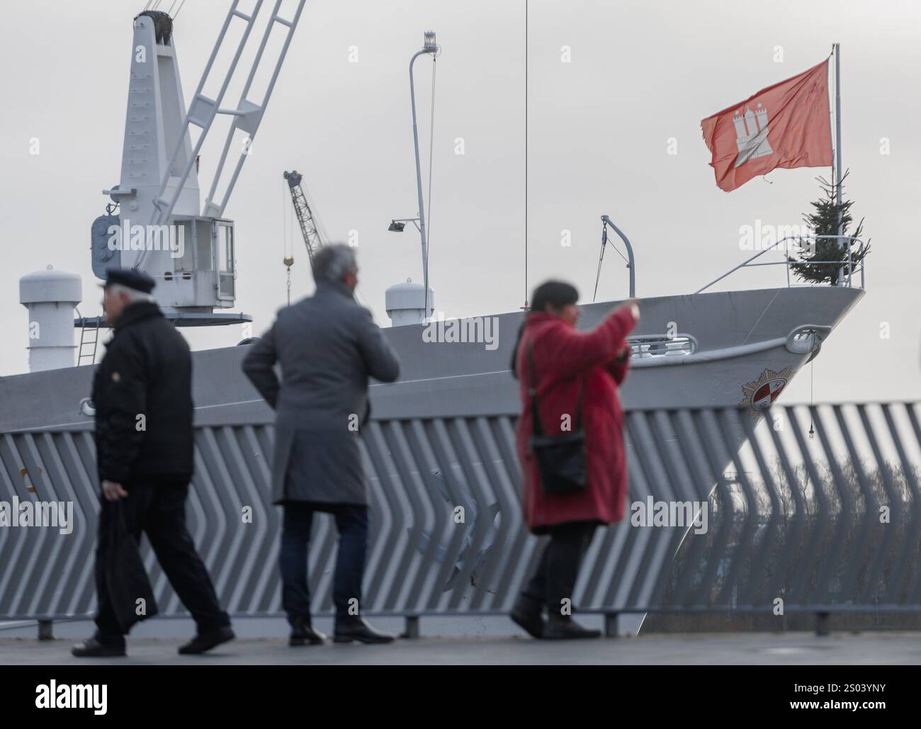 Hamburg, Germany. 24th Dec, 2024. Passers-by take a stroll along the ...