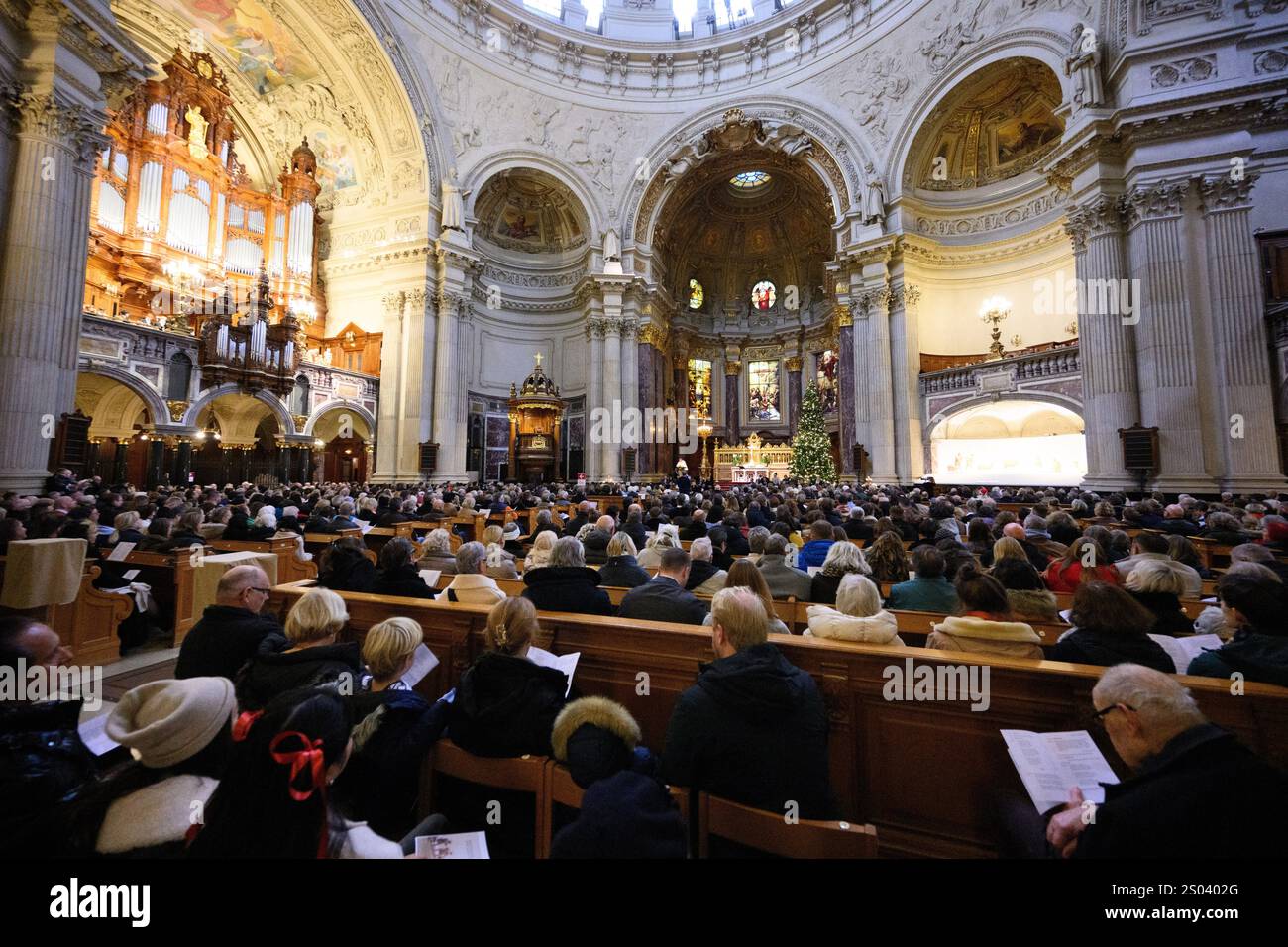 Berlin, Germany. 24th Dec, 2024. Numerous visitors attend Christmas ...