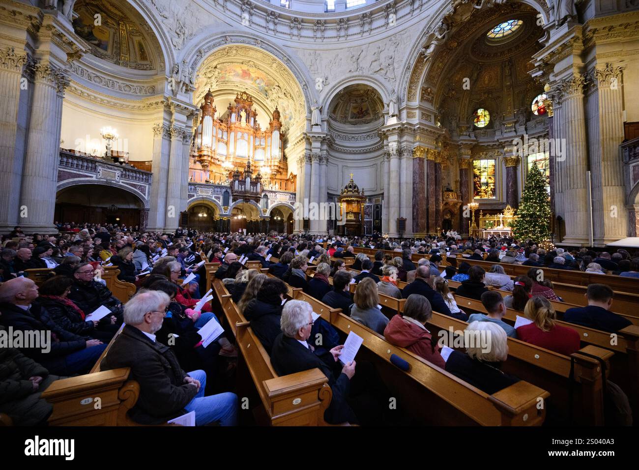 Berlin, Germany. 24th Dec, 2024. Numerous visitors attend Christmas ...