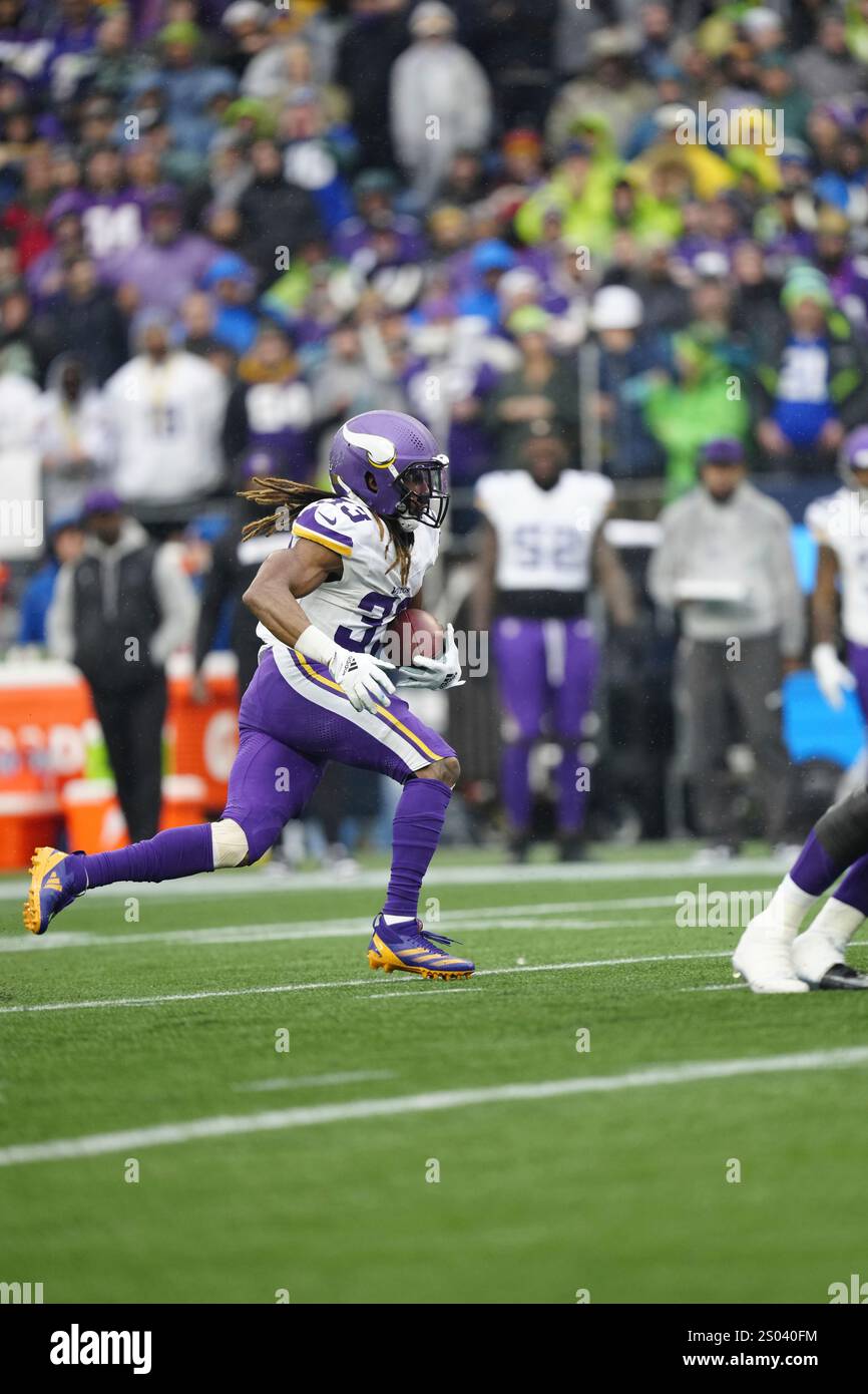 Minnesota Vikings running back Aaron Jones (33) runs with the ball ...
