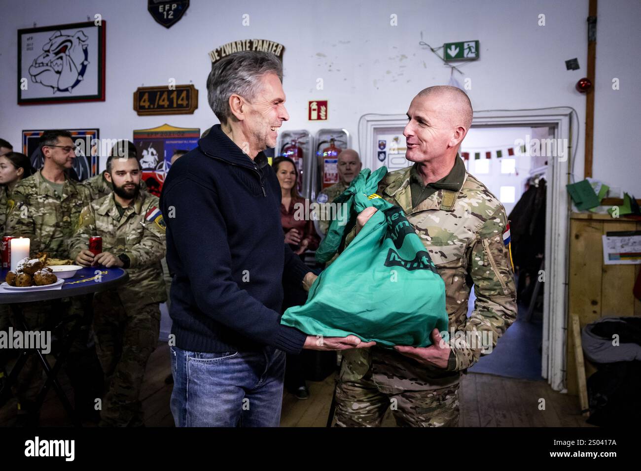 RUKLA - Prime Minister Dirk Schoof talks with Dutch military personnel ...
