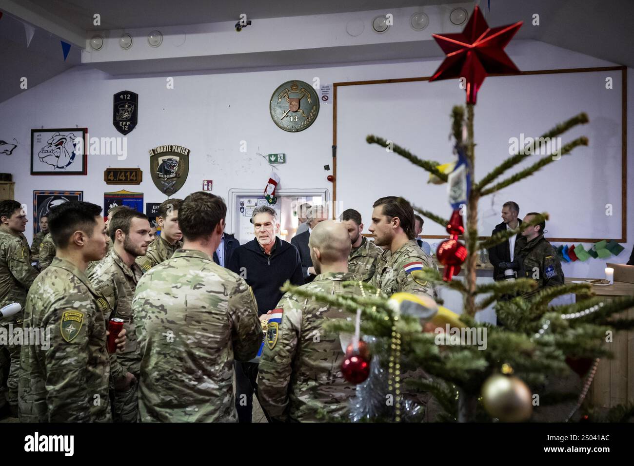 RUKLA - Prime Minister Dirk Schoof talks with Dutch military personnel ...