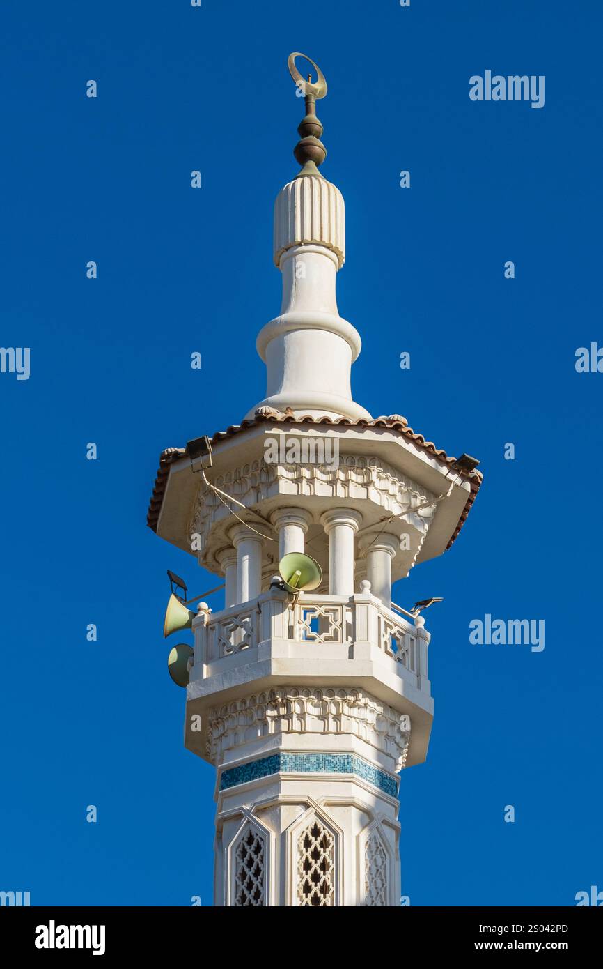 White minaret of mosque in Arabic city Stock Photo - Alamy