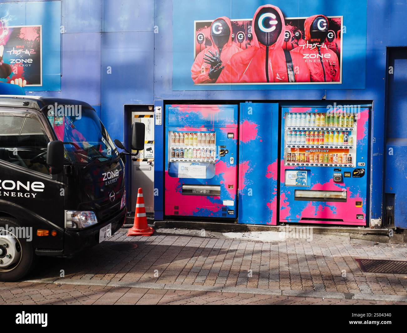 TOKYO, JAPAN - 17/12/2024: Vending machines and truck in Shibuya with ...