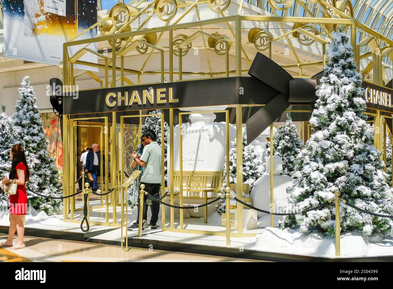 Melbourne, Victoria, Australia. 24th Dec, 2024. People stand in a photo ...