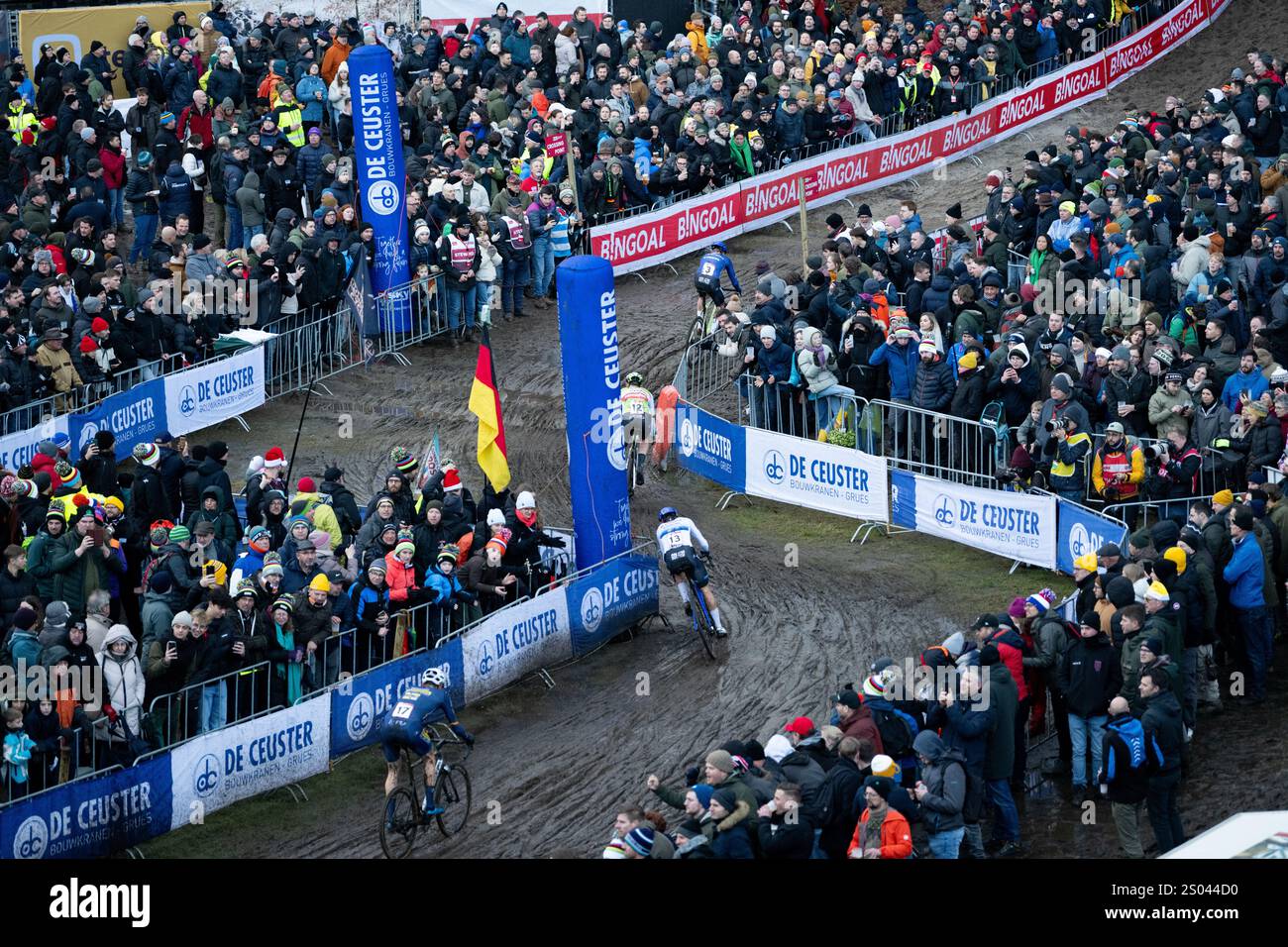The Elite Men snake through the crowd in De Kuil in the UCI World Cup ...