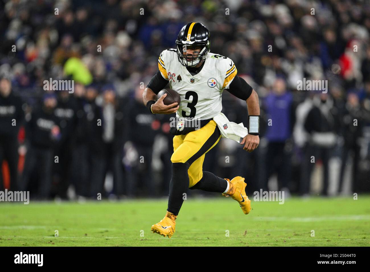 Pittsburgh Steelers quarterback Russell Wilson (3) runs the ball during ...