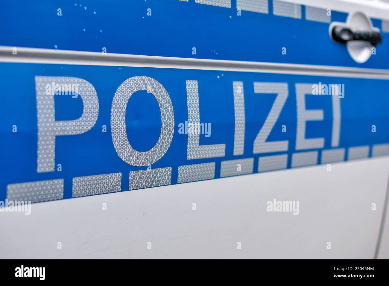 23.12.2024, Hannover, Schriftzug Polizei in Nahaufnahme Niedersachsen ...