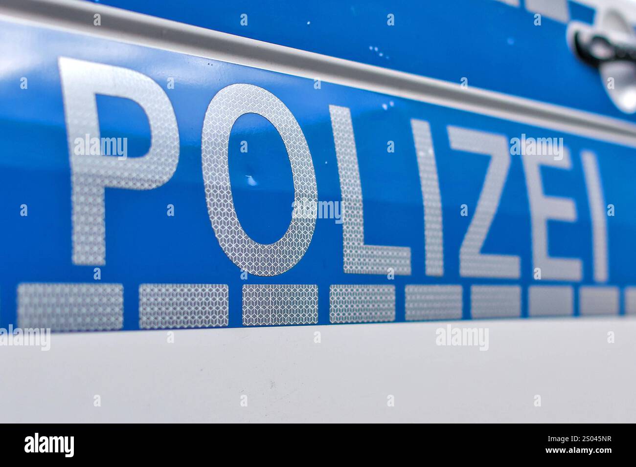 23.12.2024, Hannover, Schriftzug Polizei in Nahaufnahme Niedersachsen ...