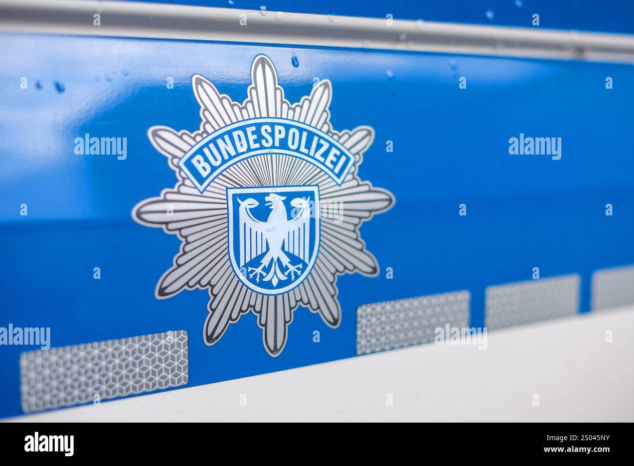 23.12.2024, Hannover, Schriftzug Logo der Bundespolizei in Nahaufnahme ...