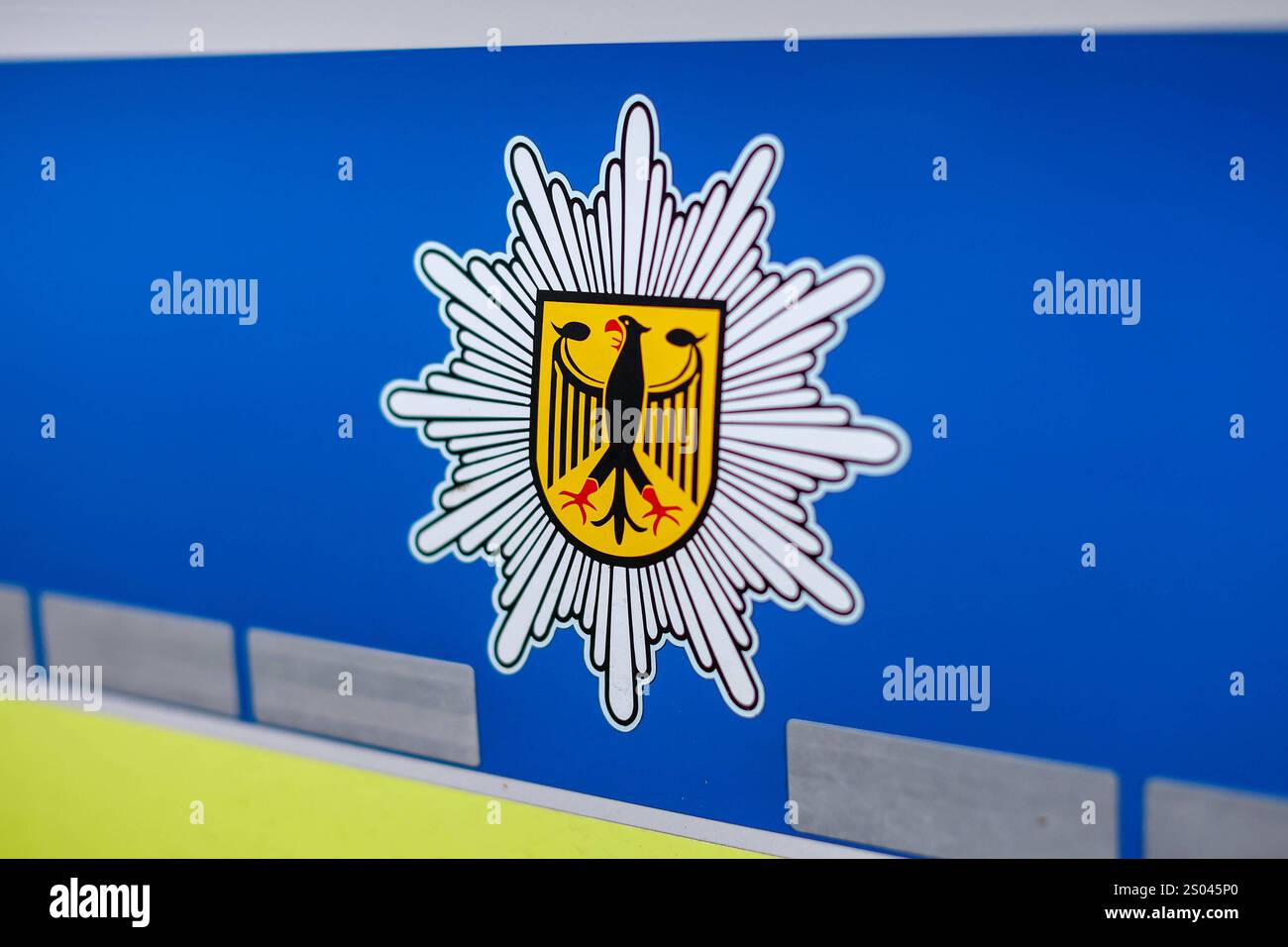 23.12.2024, Hannover, Schriftzug Logo der Bundespolizei in Nahaufnahme ...