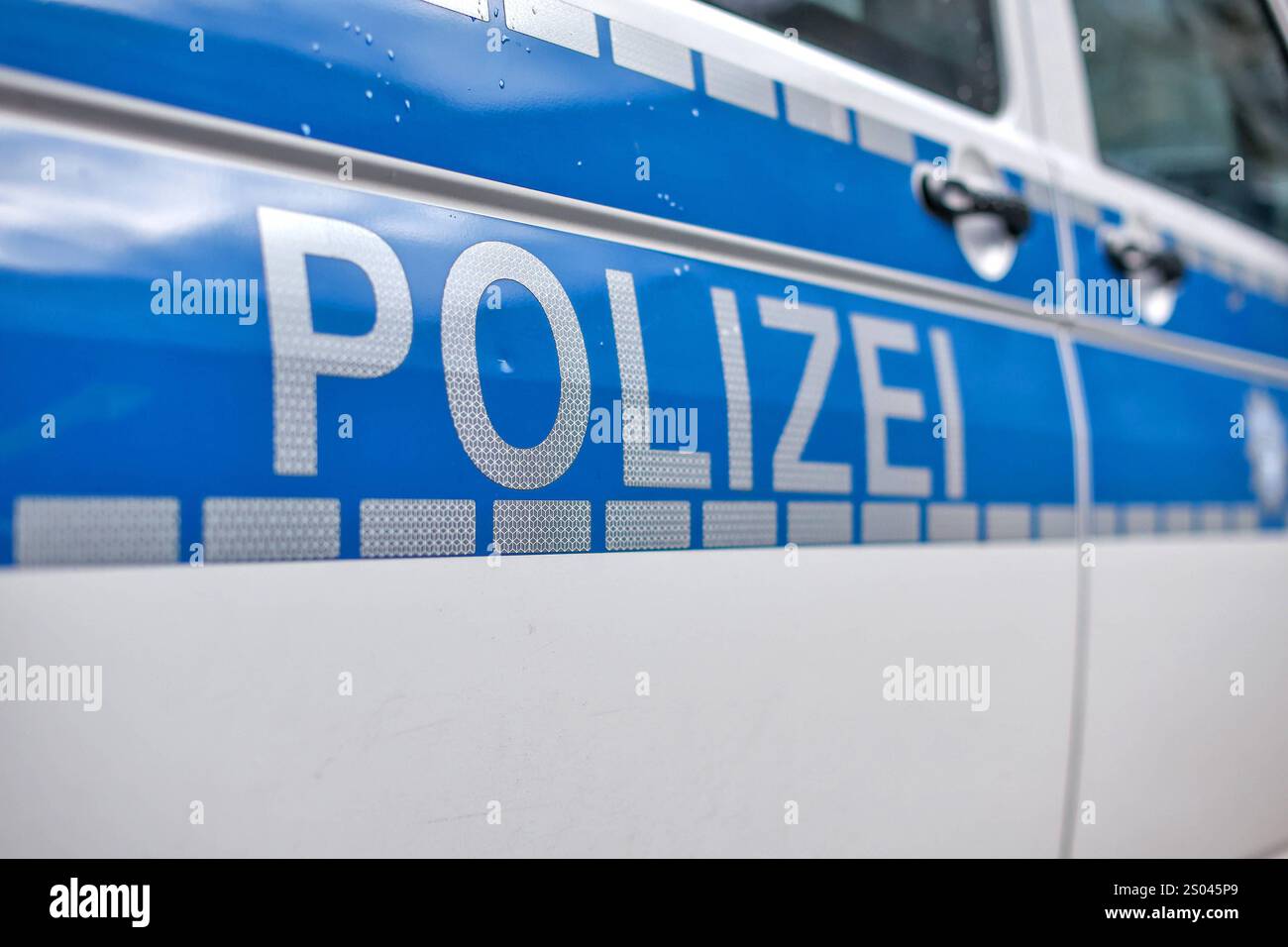 23.12.2024, Hannover, Schriftzug Polizei in Nahaufnahme Niedersachsen ...