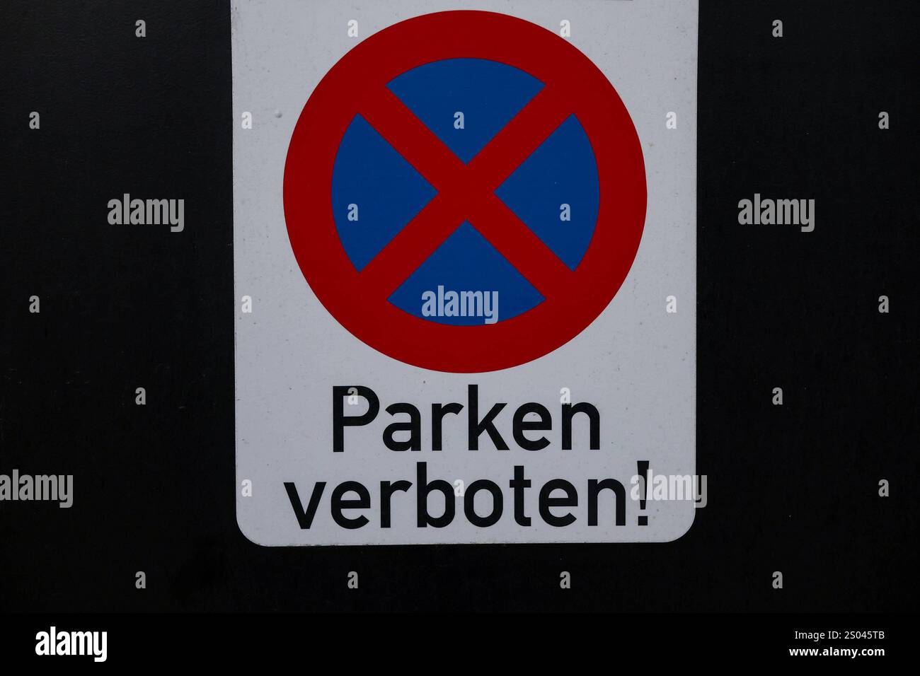 23.12.2024, Hannover, Schild mit Schriftzug Parken verboten Parkverbot ...