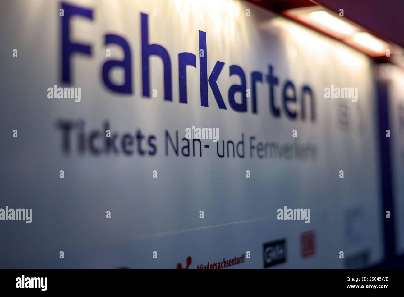 23.12.2024, Hannover, Fahrkartenautmat in Nahaufnahme Niedersachsen ...