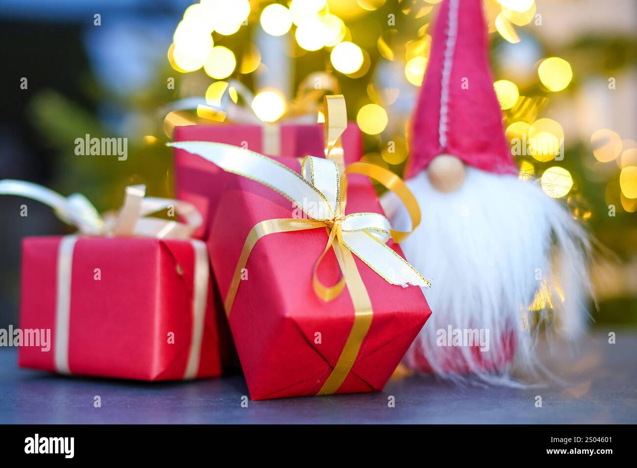 23.12.2024, Bad Harzburg, Verpackte Geschenke liegen unter einem ...