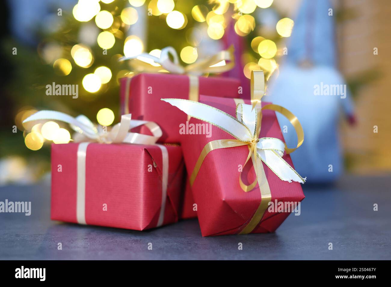 23.12.2024, Bad Harzburg, Verpackte Geschenke liegen unter einem ...