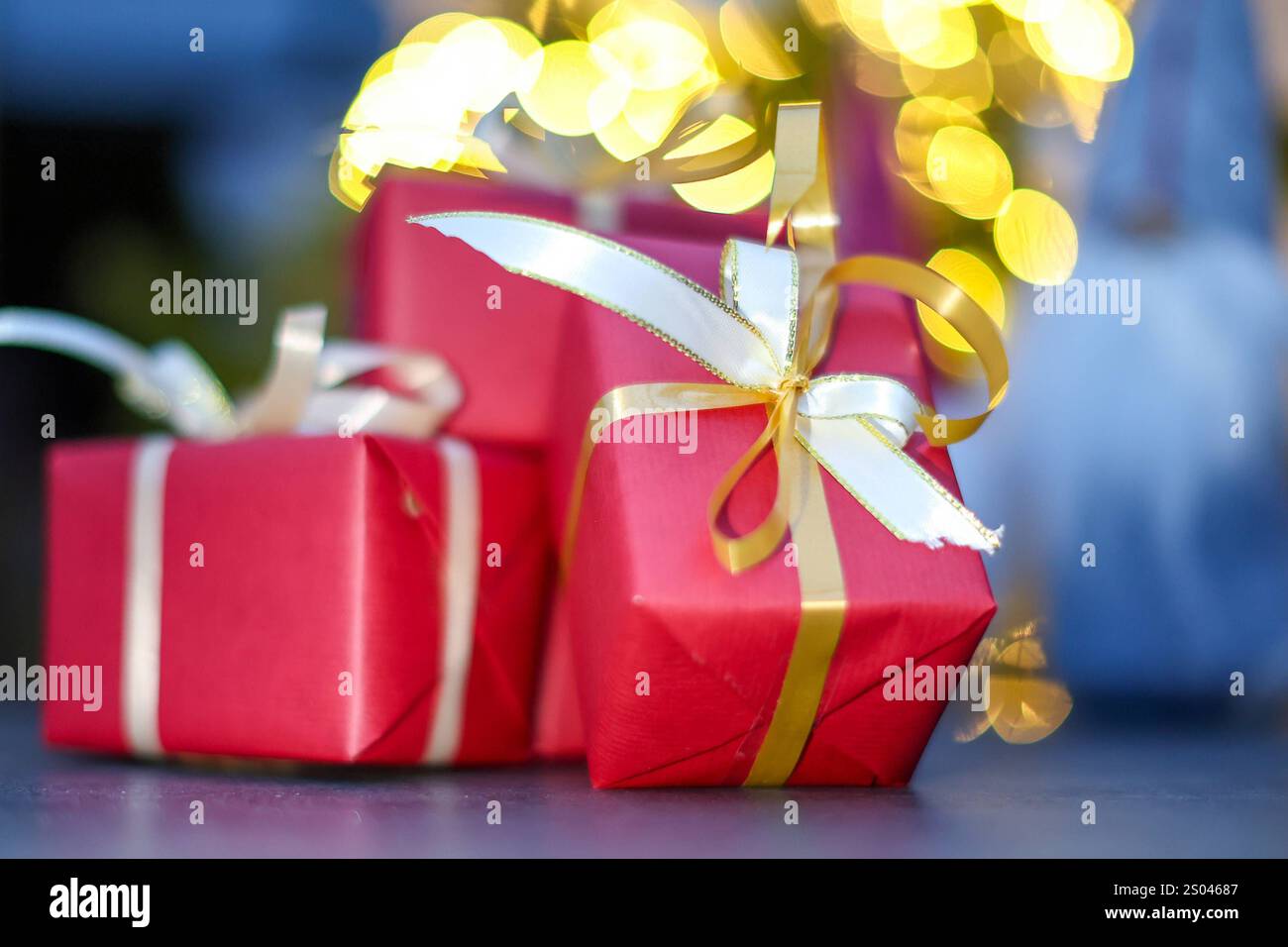 23.12.2024, Bad Harzburg, Verpackte Geschenke liegen unter einem ...