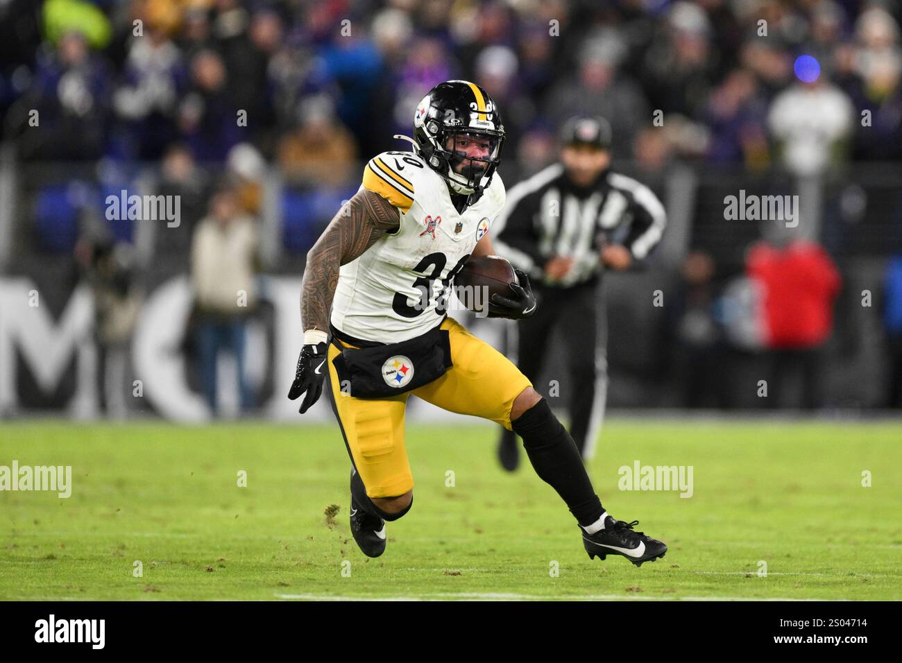 Pittsburgh Steelers running back Jaylen Warren (30) runs the ball ...