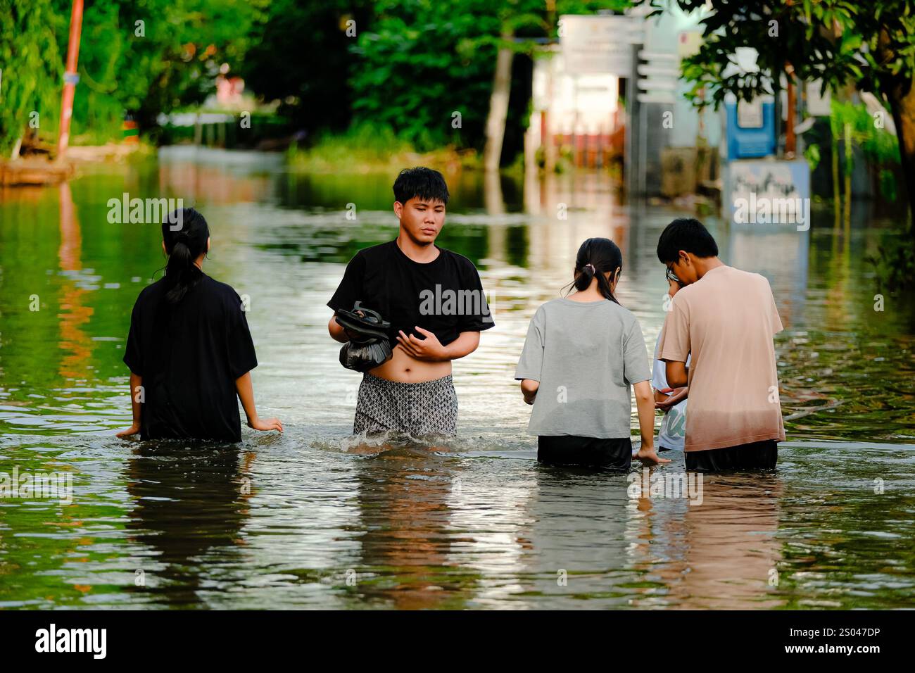 Makassar, South Sulawesi, Indonesia. 24th Dec, 2024. Residents try to break through the flood ...