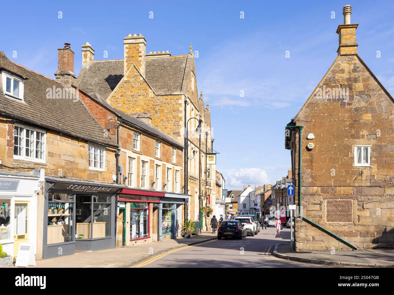 Uppingham high street shops hi-res stock photography and images - Alamy