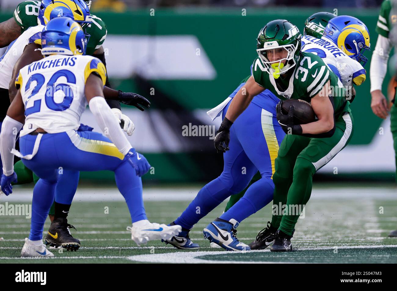 New York Jets running back Isaiah Davis (32) runs with the ball past ...