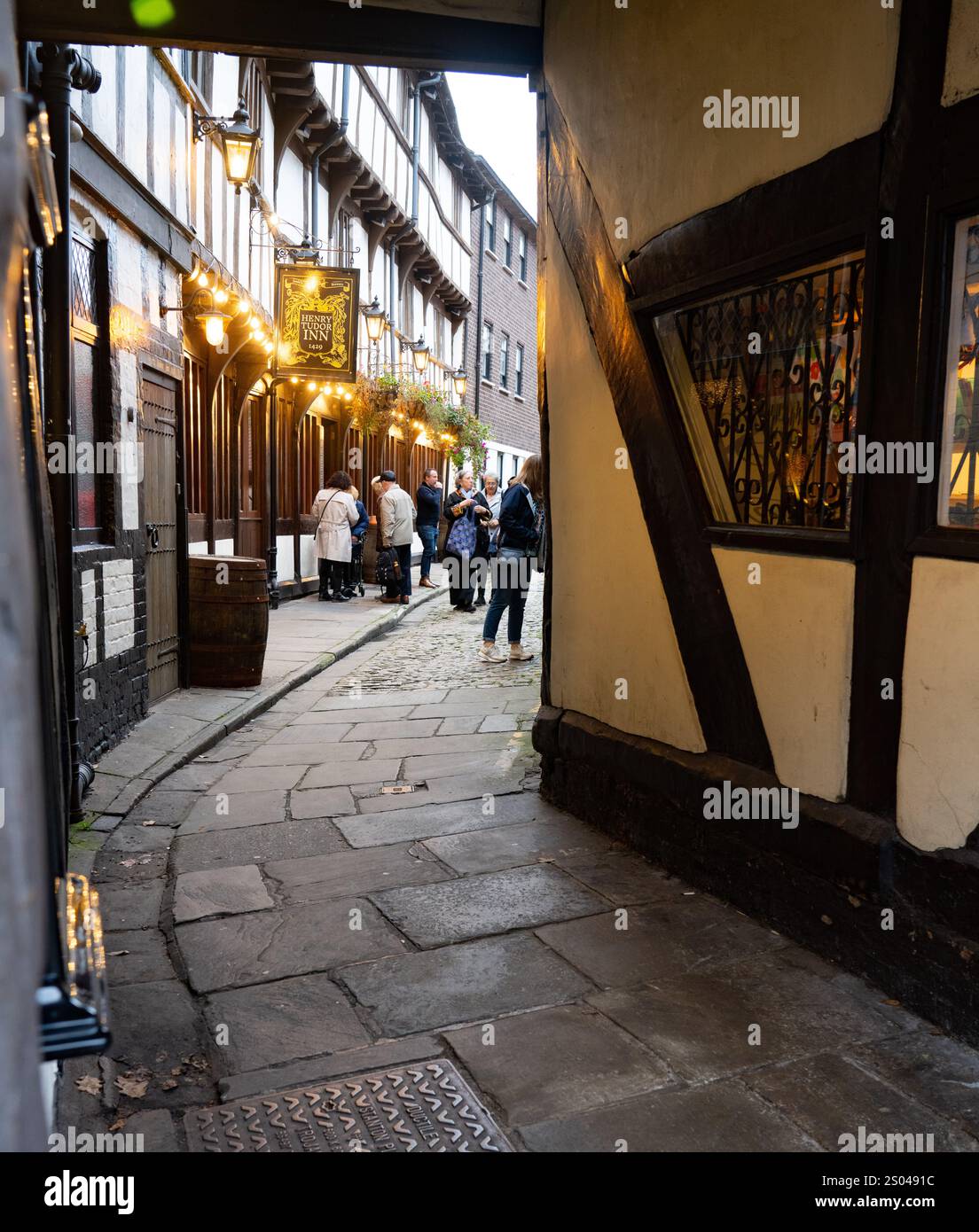 Tudor inn hi-res stock photography and images - Alamy