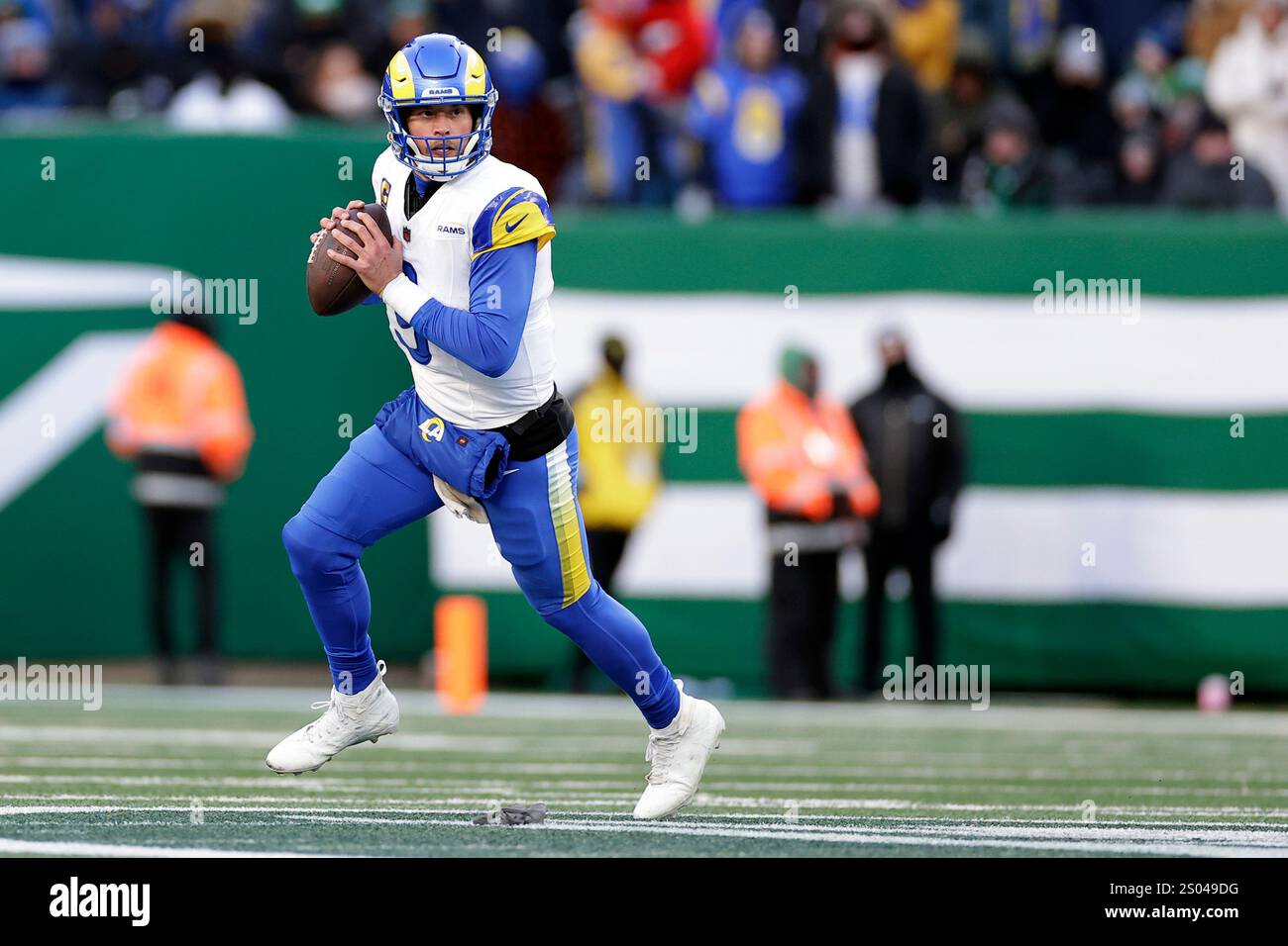 Los Angeles Rams quarterback Matthew Stafford (9) looks to pass the ...
