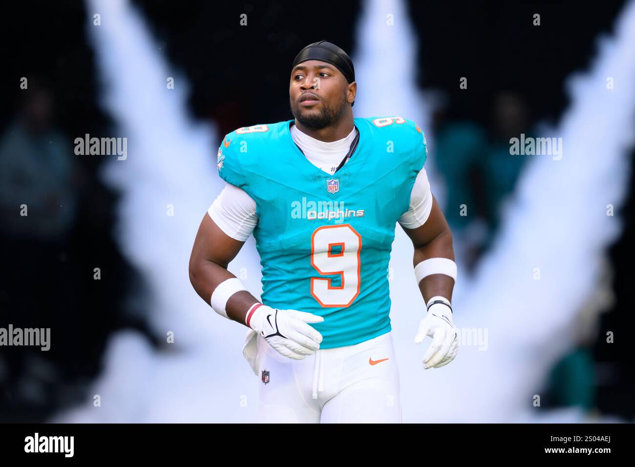 Miami Dolphins tight end Jonnu Smith (9) runs onto the field during ...