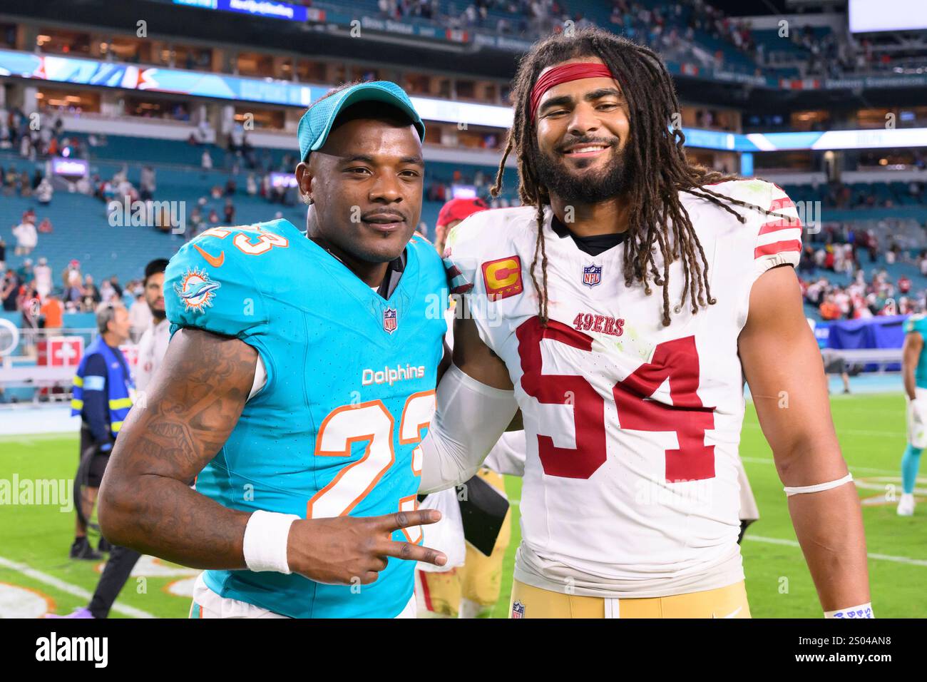 Miami Dolphins running back Jeff Wilson Jr. (23) and San Francisco ...