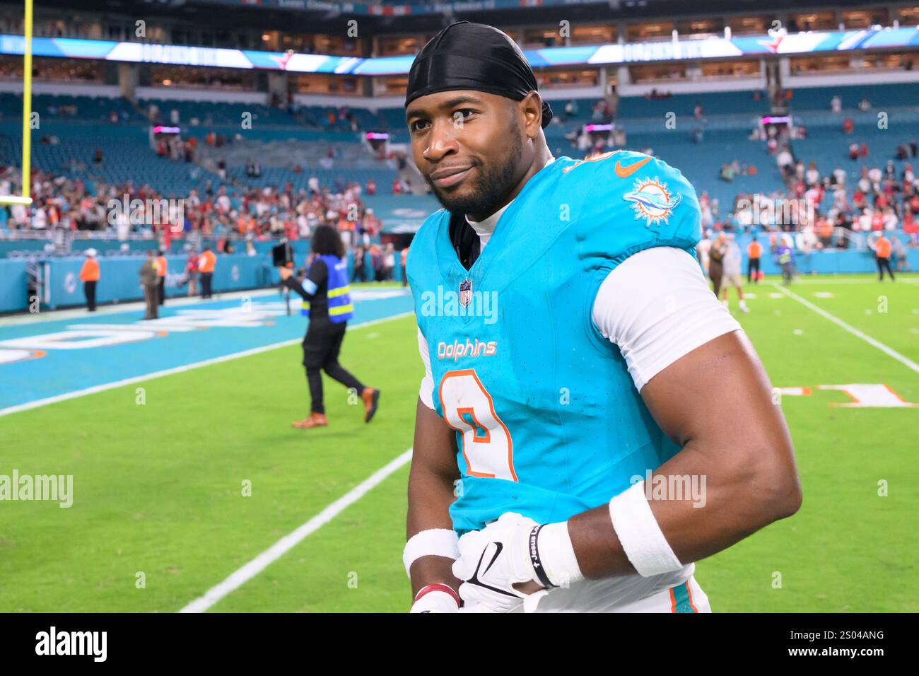 Miami Dolphins tight end Jonnu Smith (9) smiles as he walks off of the ...