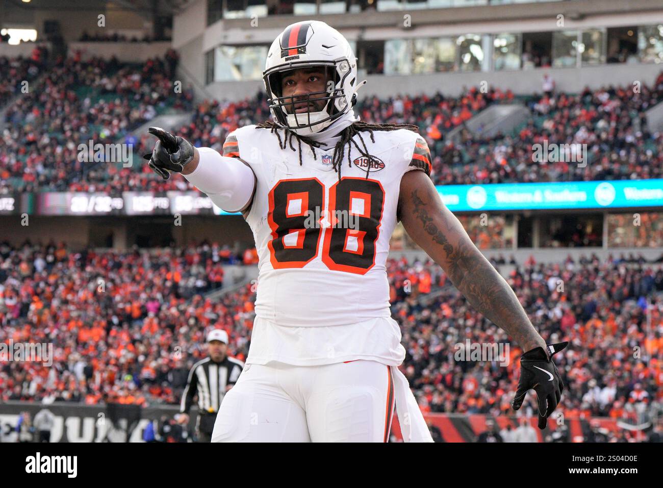 Cleveland Browns tight end Jordan Akins (88) gestures during an NFL ...